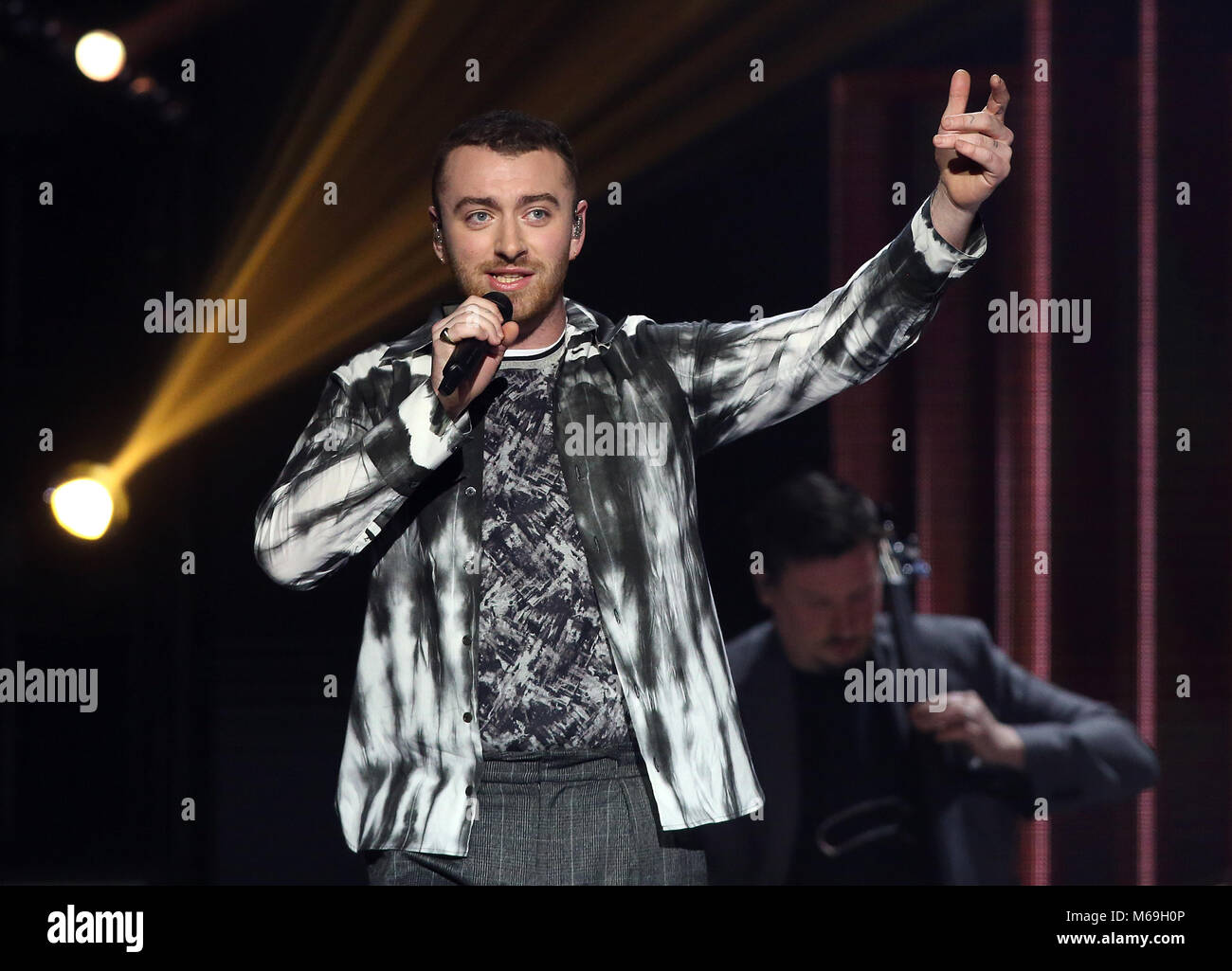 Sam smith on stage hi-res stock photography and images - Alamy