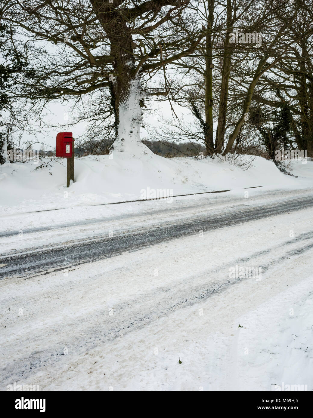 Ipswich, England. 1st March 2018. A secluded Royal Mail postbox on side ...