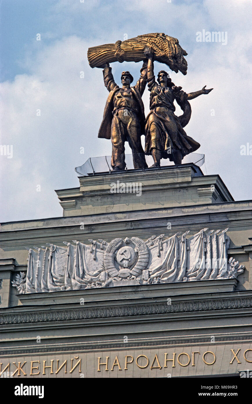 Soviet style sculpture on Pavilion of Economic Achievement, Moscow ...