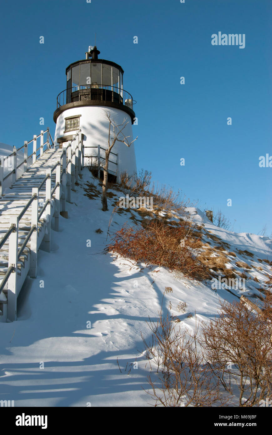 Lighthouse on cliff overlooking hi-res stock photography and images - Alamy
