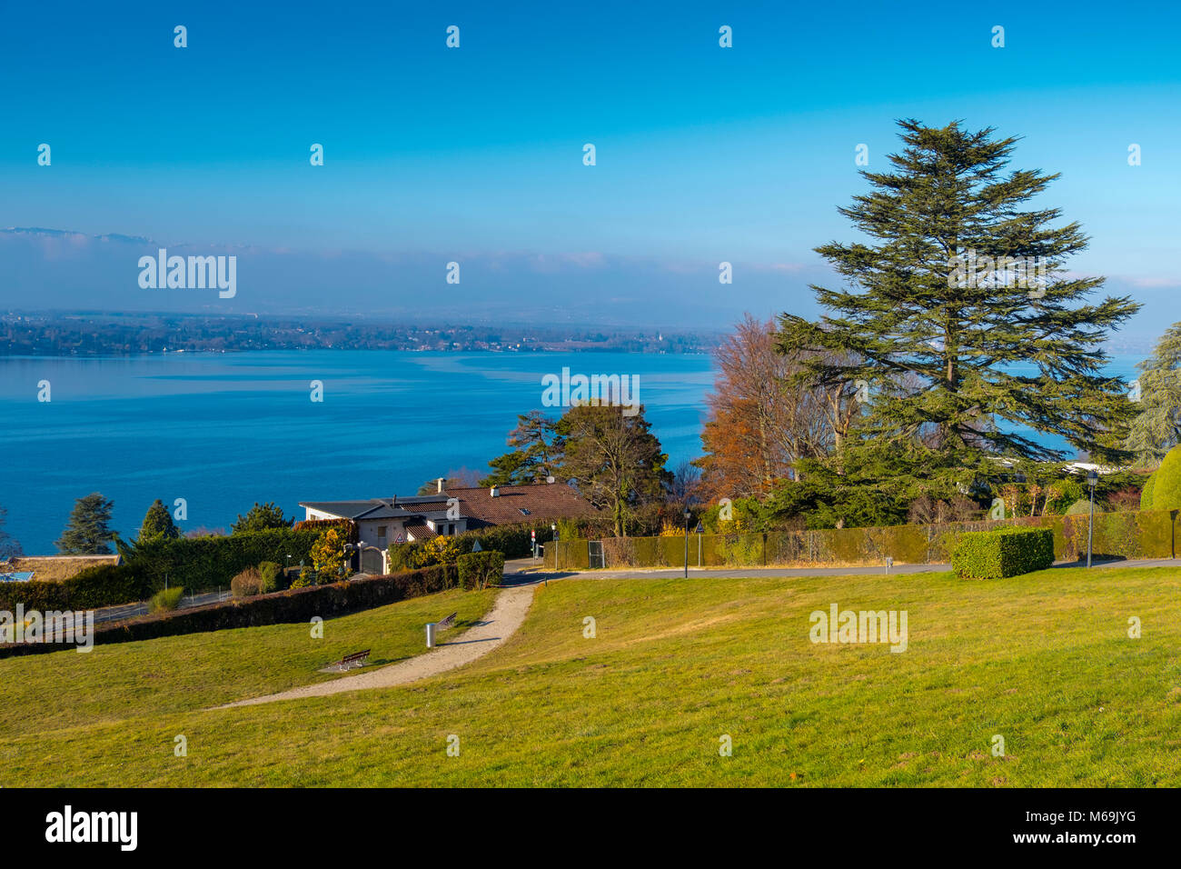 Gardens, panoramic view of Lake Leman and the city of Genève Suisse ...