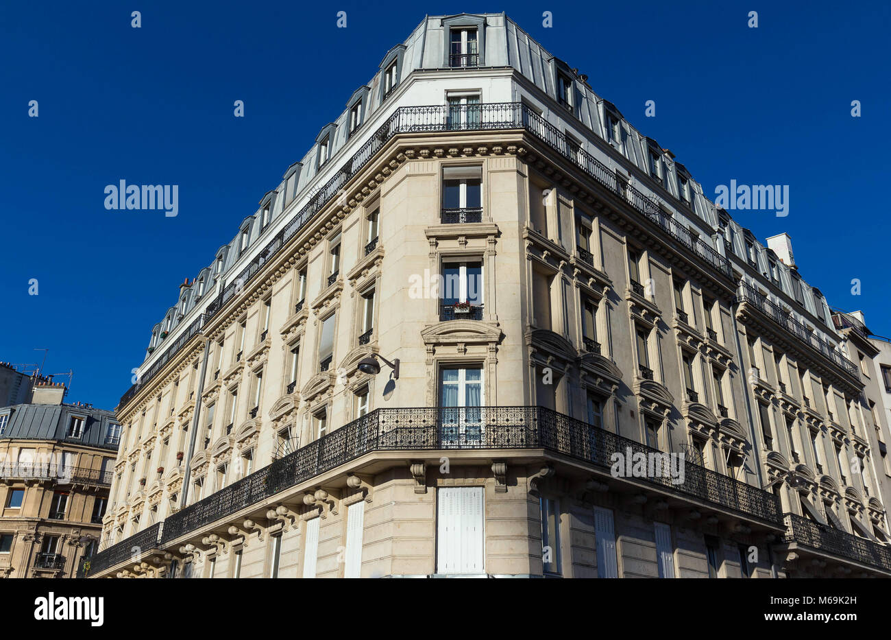 The traditional facade of Parisian building, France Stock Photo - Alamy