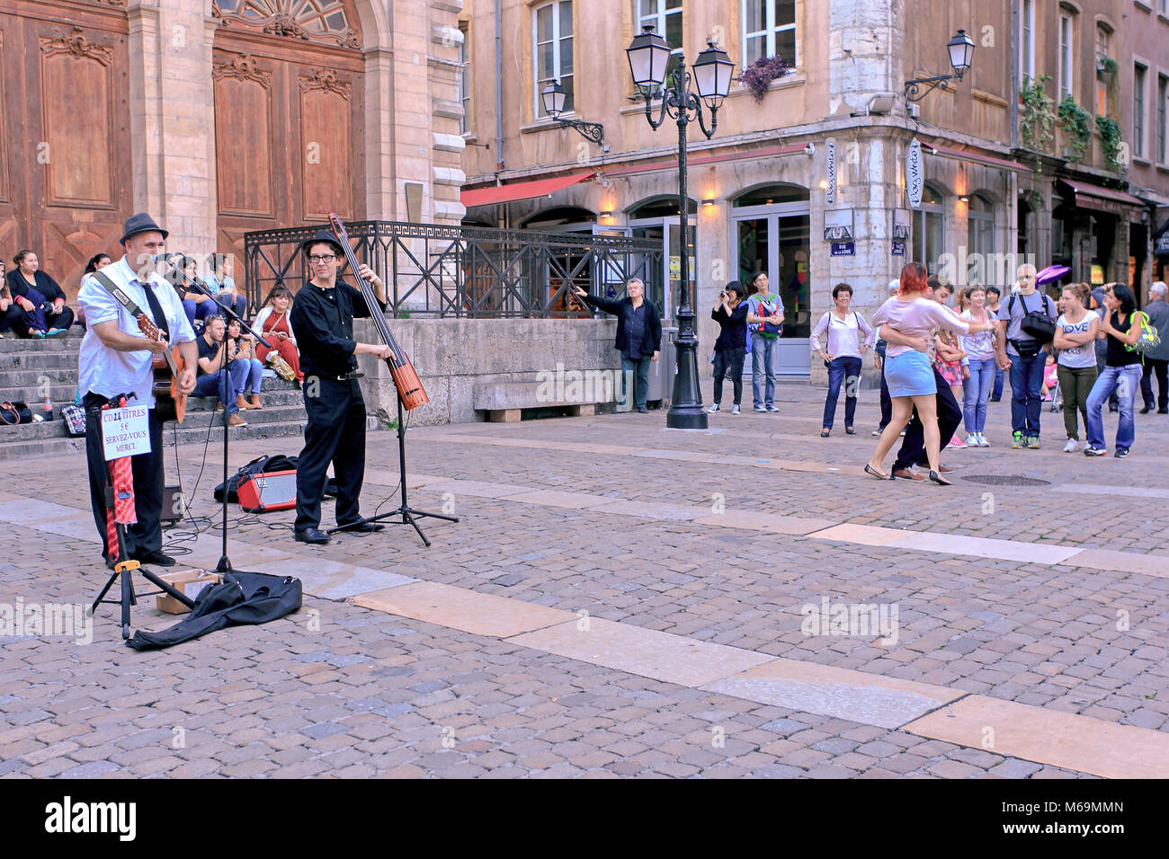 Dancing buskers hi-res stock photography and images - Alamy