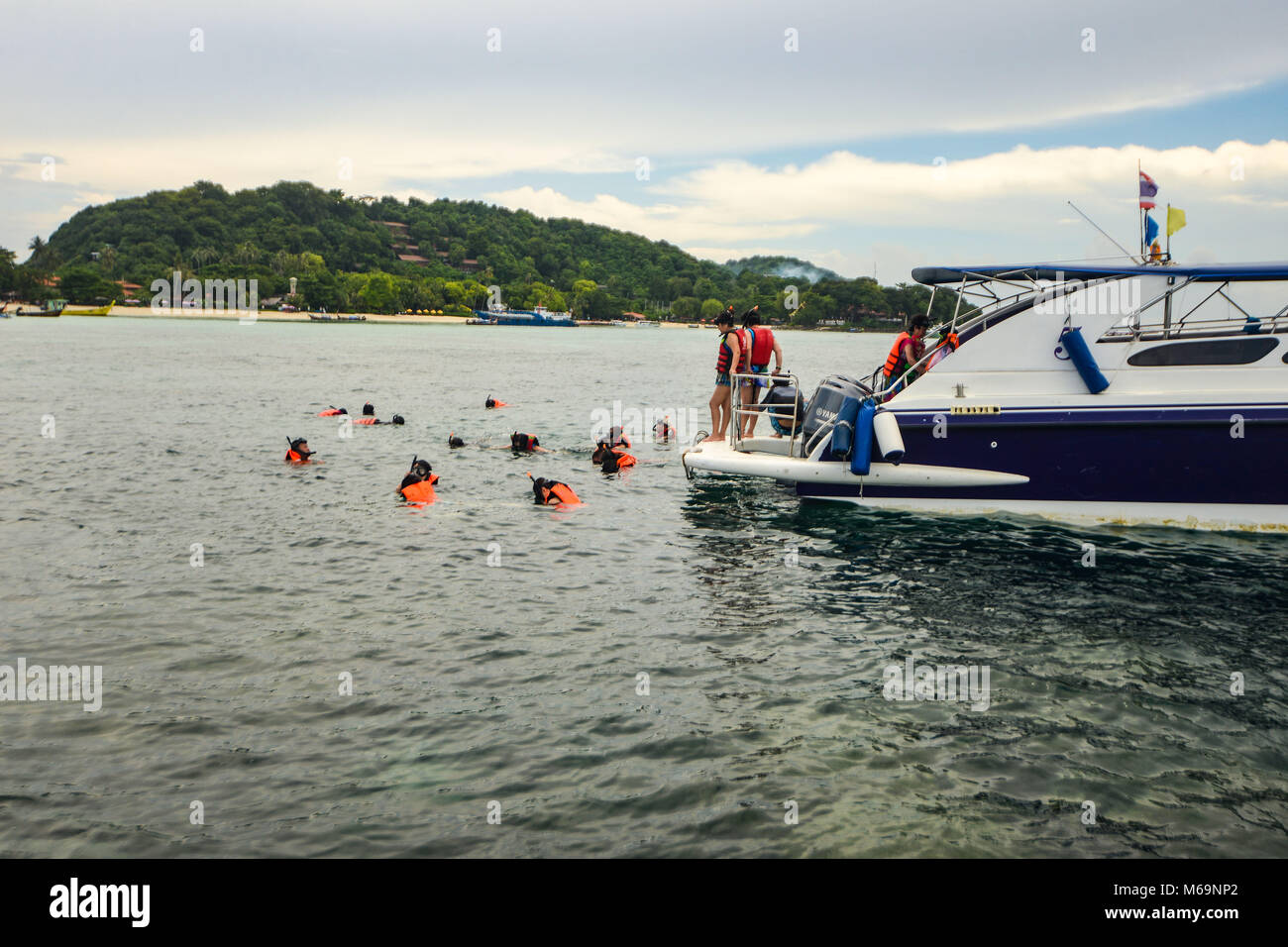 Dive boat leaving Ao Tonsai, on Koh Phi Phi Don. boat diving Koh Phi ...