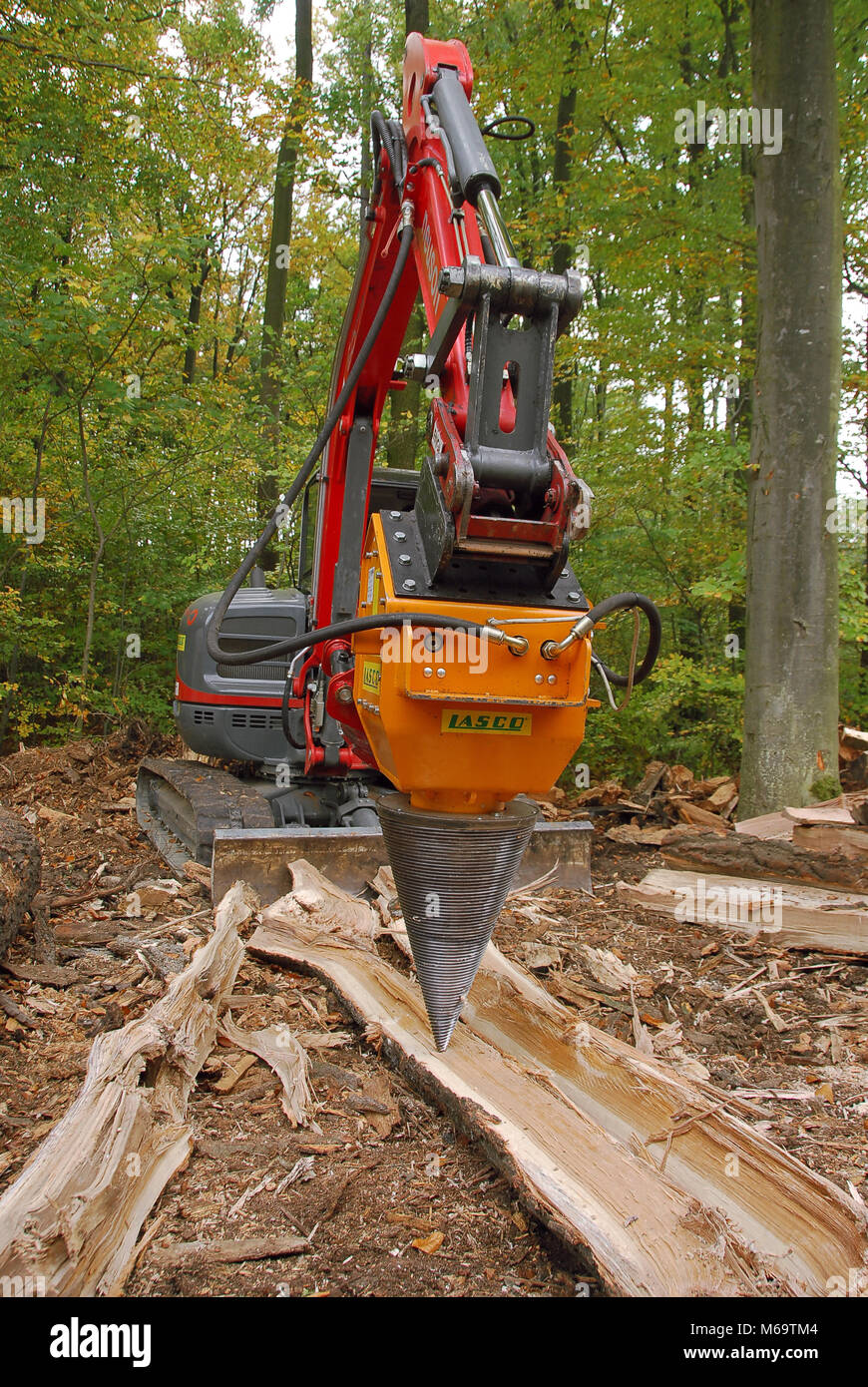 Cleaving wood 1 Stock Photo - Alamy