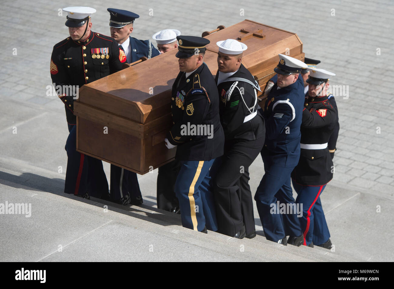 The casket of Reverend Billy Graham arrives at the US Capitol in ...