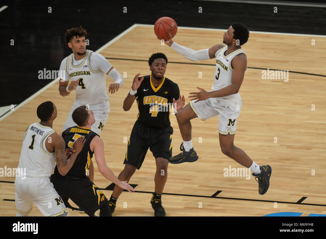 New York, New York, USA. 1st Mar, 2018. ZAVIER SIMPSON (3) attempts to ...