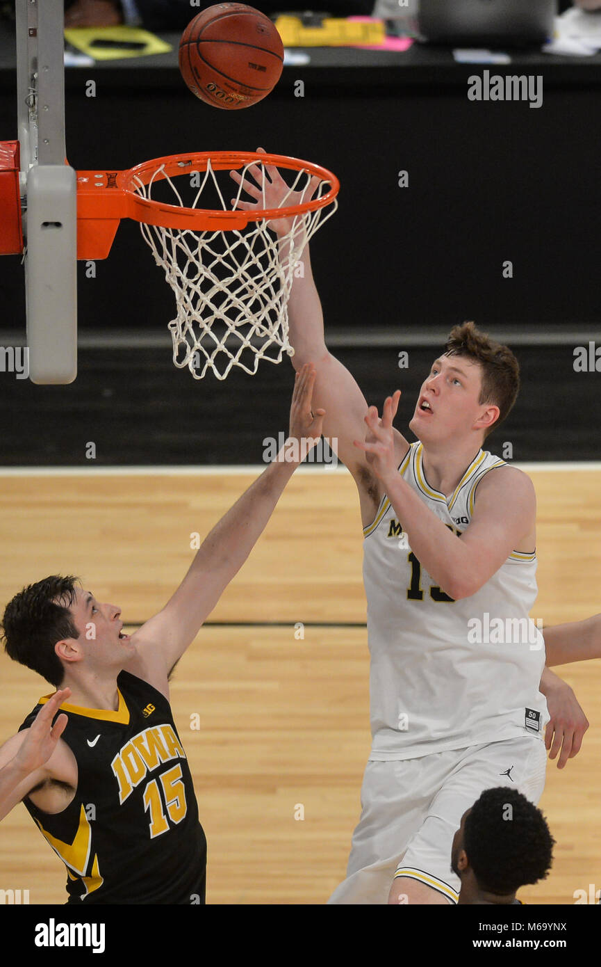New York, New York, USA. 1st Mar, 2018. JON TESKE (15) attempts to ...