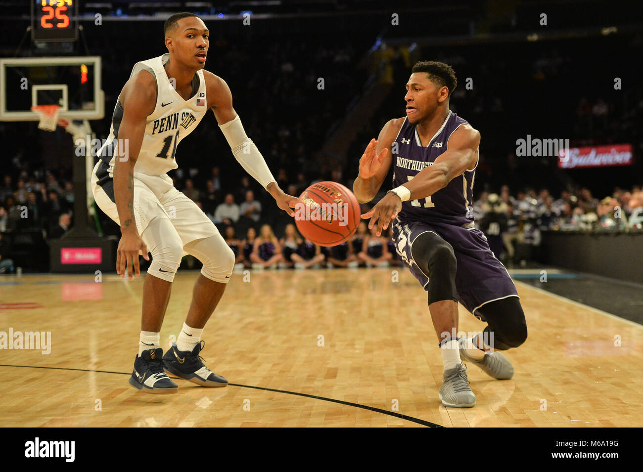 New York, New York, USA. 1st Mar, 2018. ANTHONY GAINES (11) passes ...
