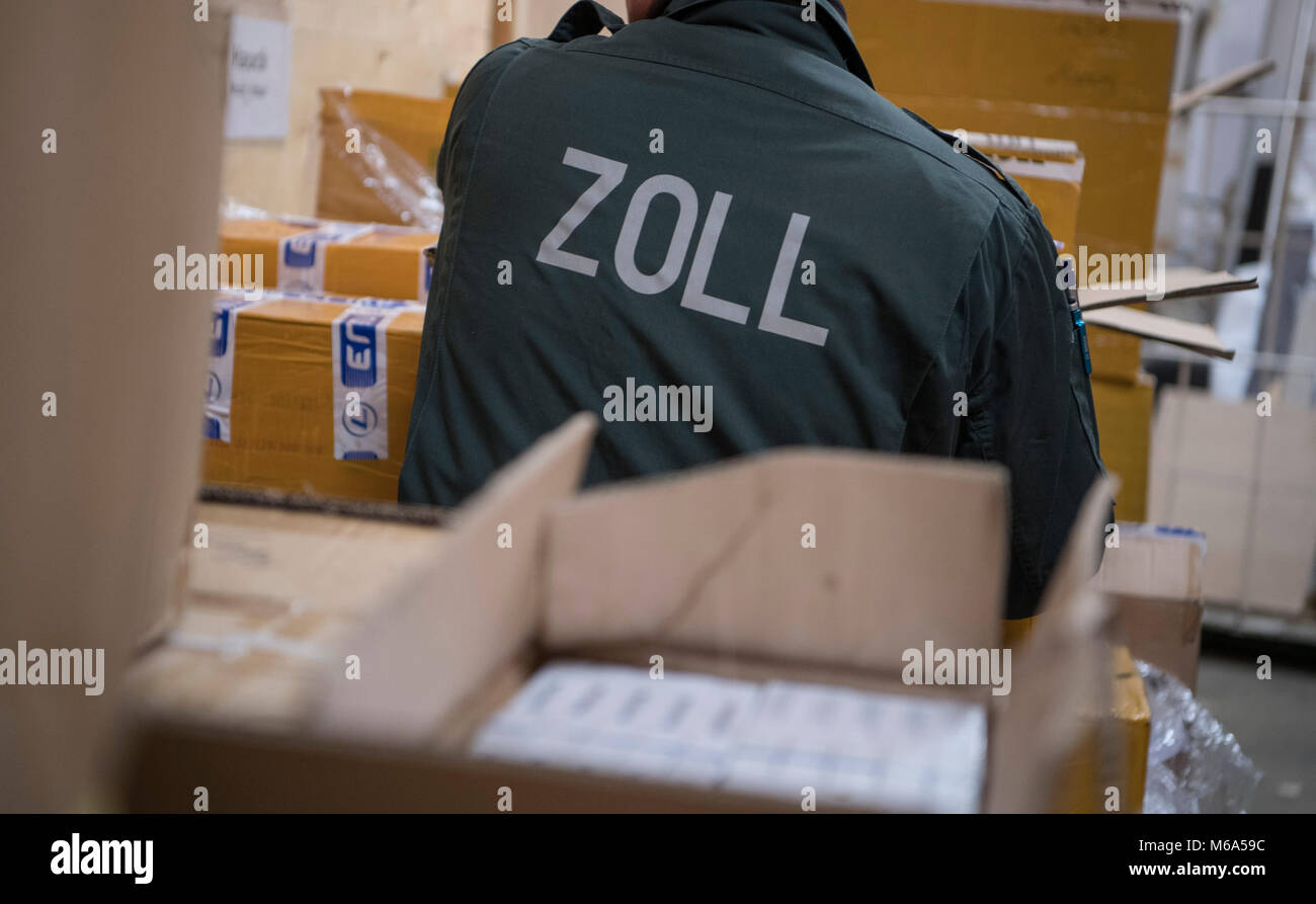 28 February 2018, Germany, Frankfurt: A German customs officer sors ...
