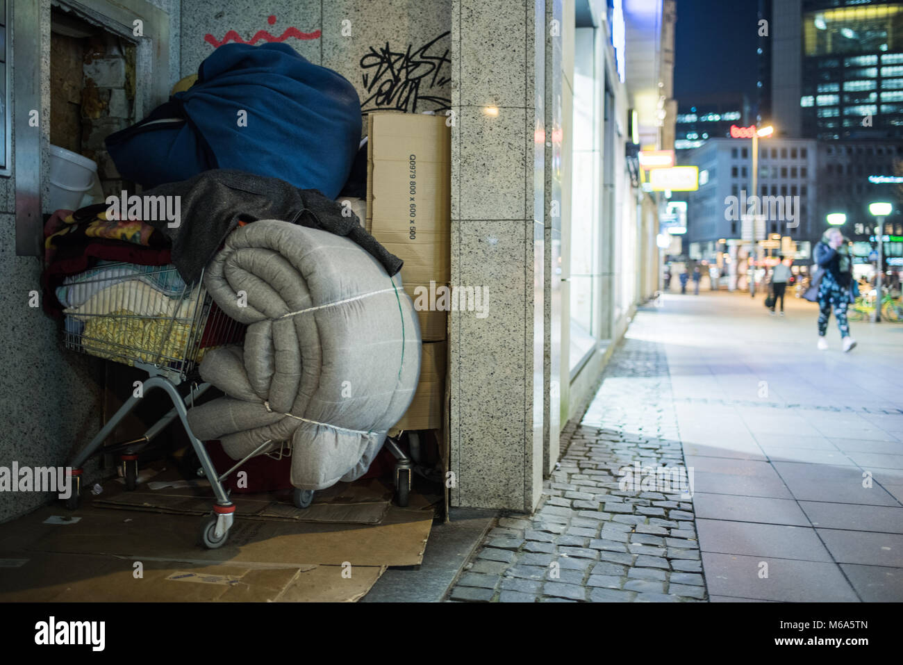 Homeless trolley hi-res stock photography and images - Alamy