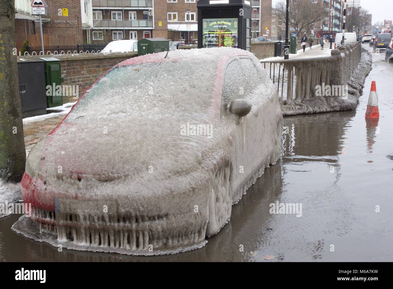 Frozen thames hi-res stock photography and images - Alamy