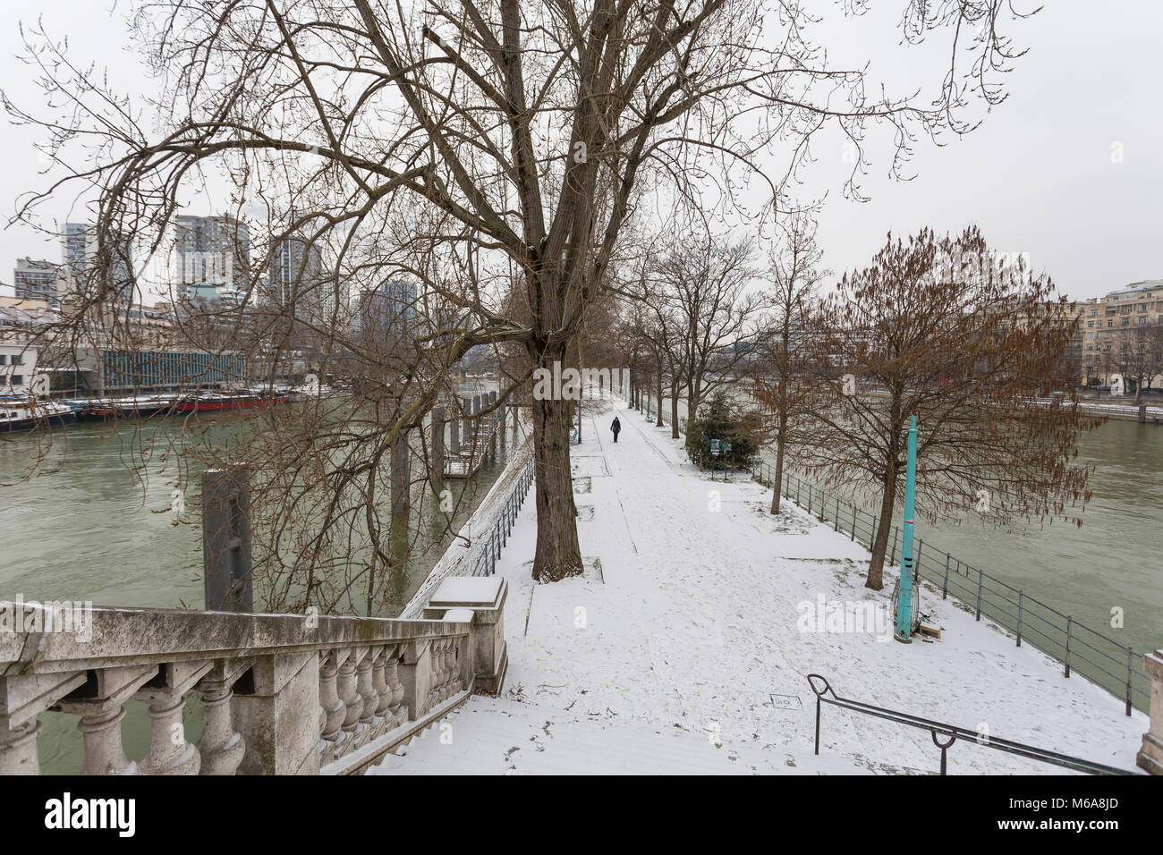 Eiffel tower under snow hi-res stock photography and images - Alamy