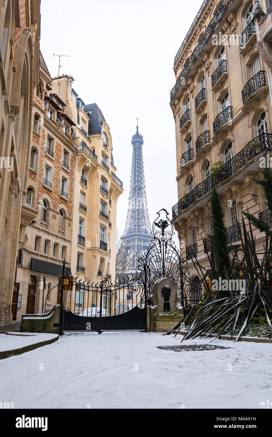 Paris under the snow March 1st 2018 Stock Photo - Alamy