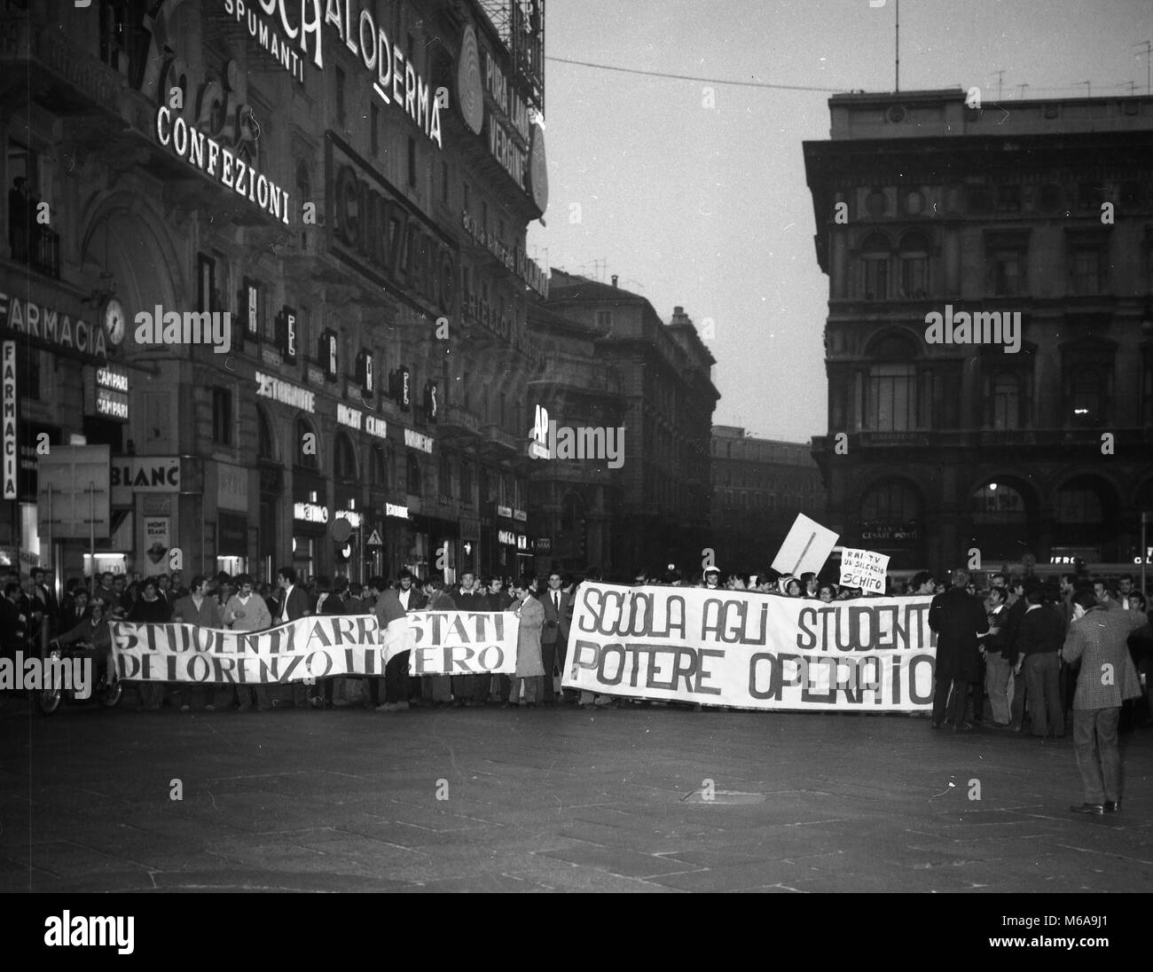 EVENTS STUDENTS OF MIDDLE SCHOOLS HIGHER AND UNIVERSITY YEAR 1968 (FOTO ...