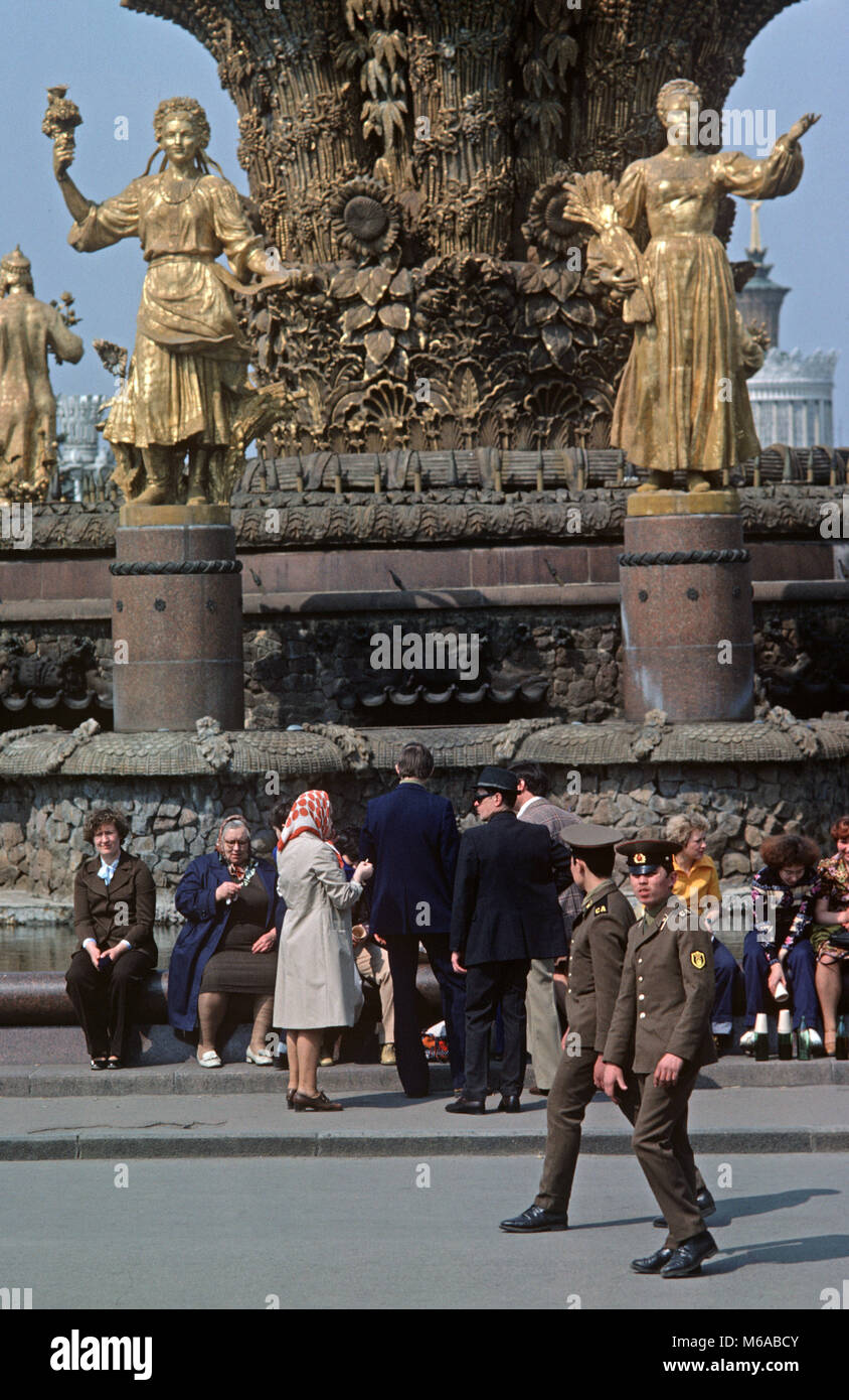 Soviet soldiers walking in moscow hi-res stock photography and images ...