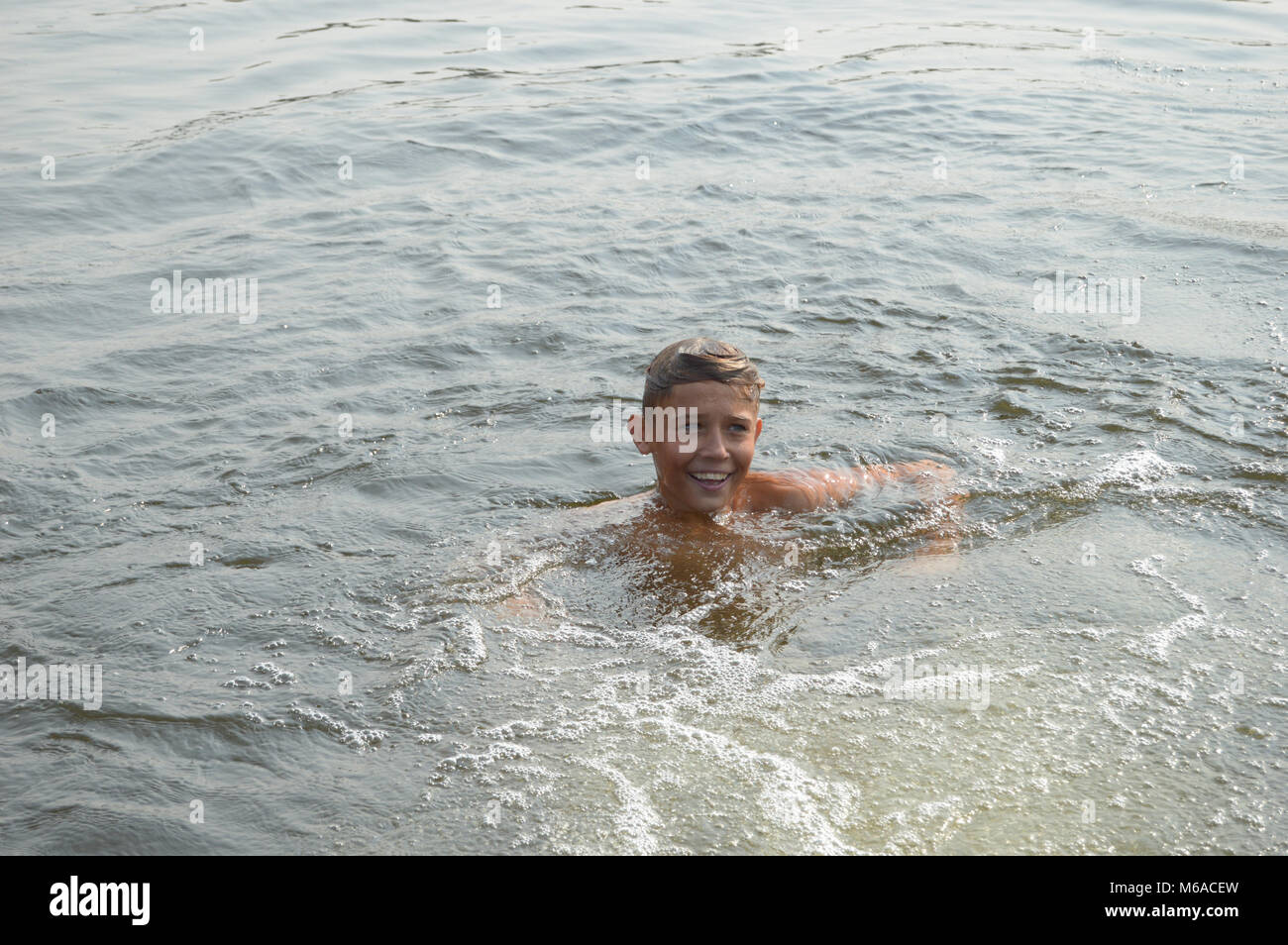 Melekhovo, Vladimir region, Russia. 24 July, 2016. Teen swimming in the ...