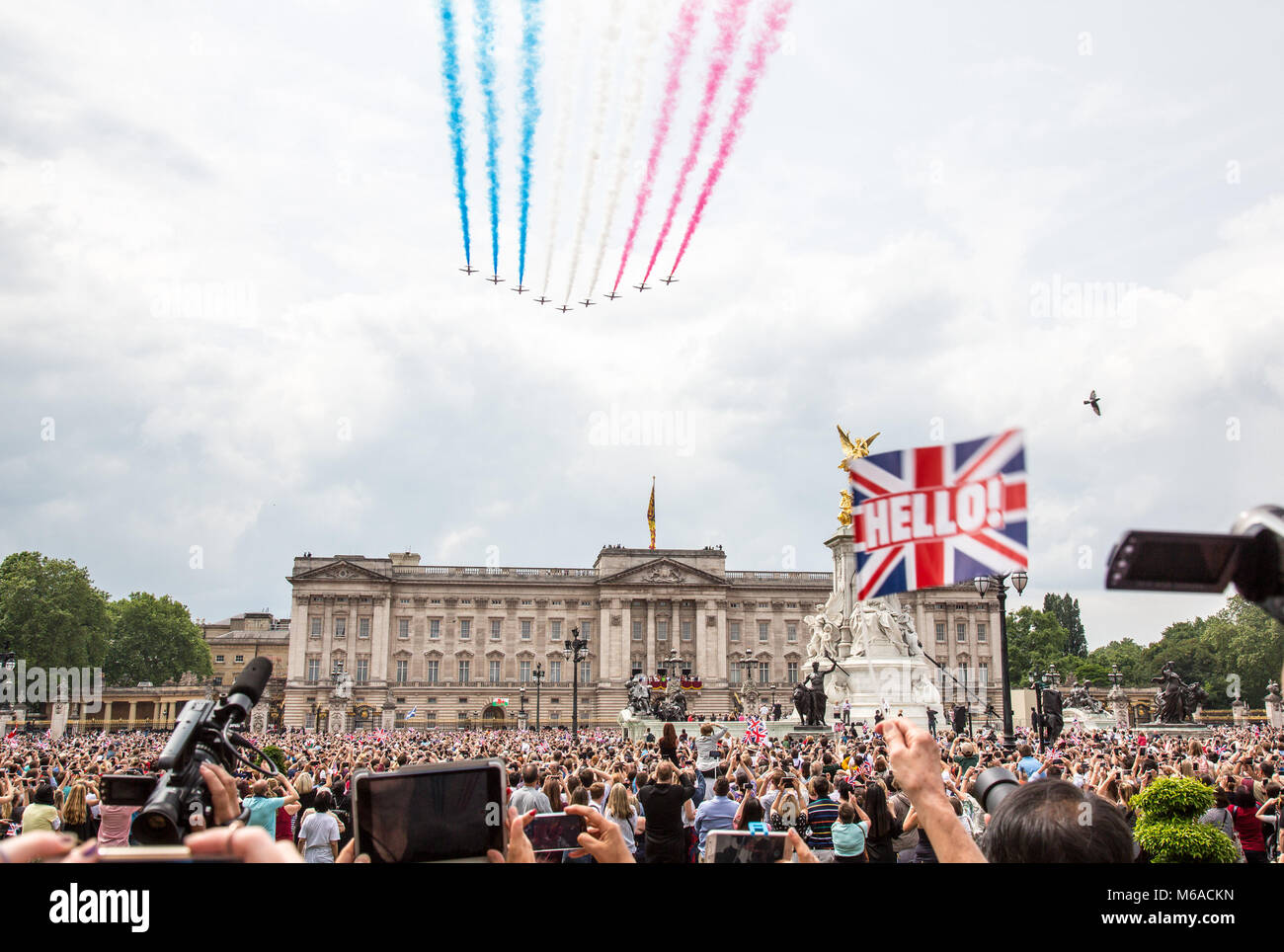 Buckingham palace red arrows hi-res stock photography and images - Alamy