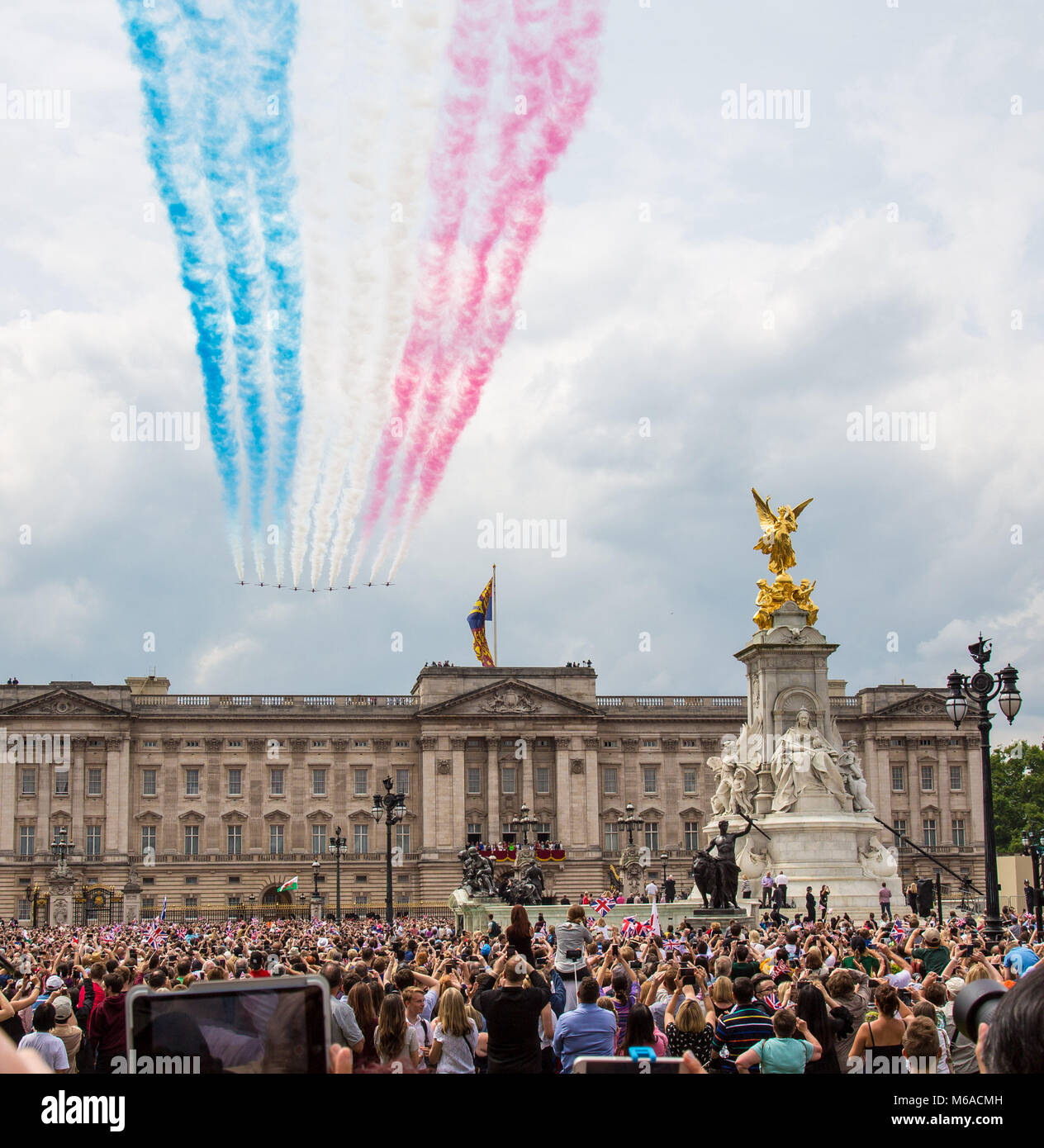Buckingham palace red arrows hi-res stock photography and images - Alamy