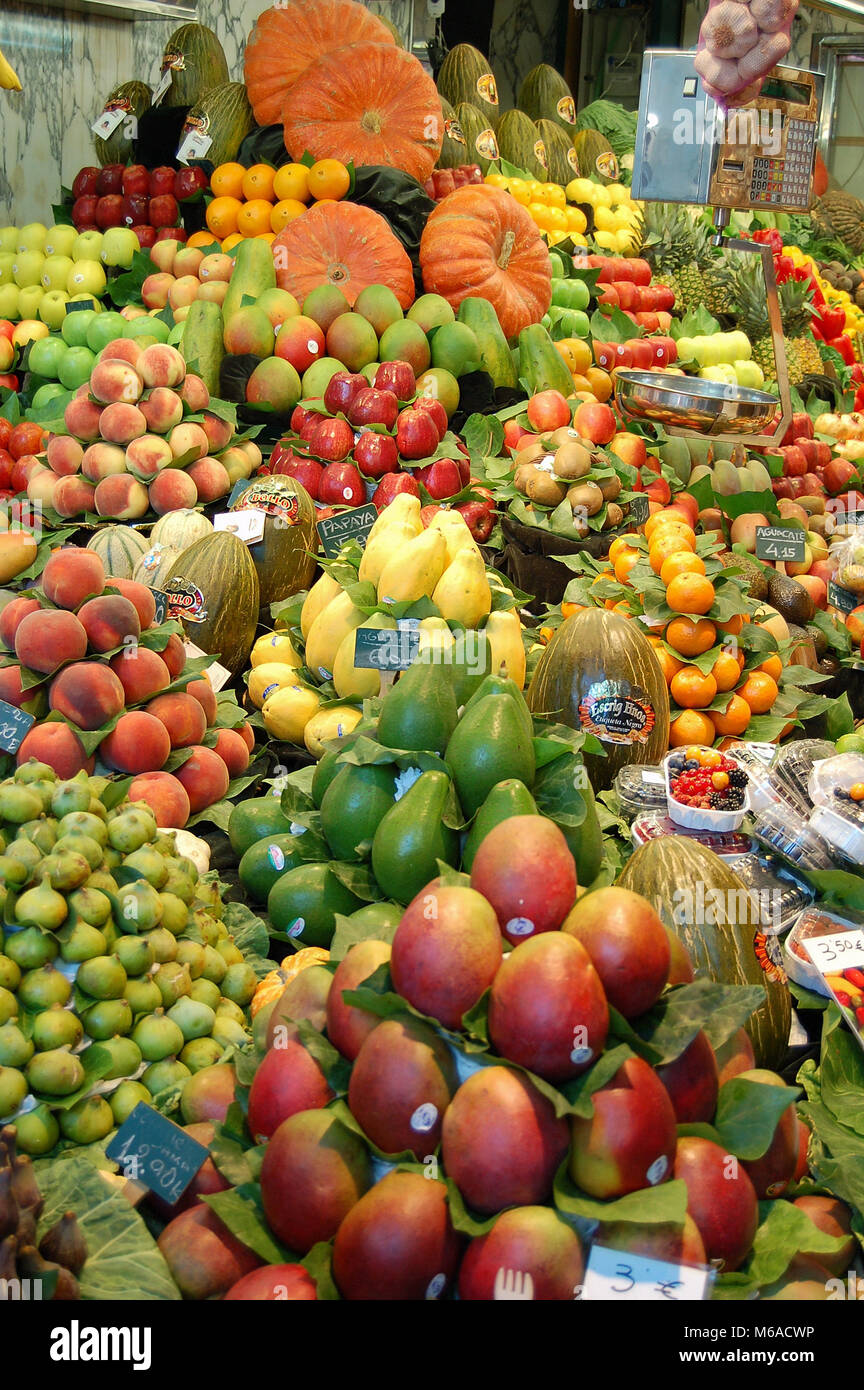 Fresh fruits and vegetables on the Boqueria Market (Mercat Boqueria ...