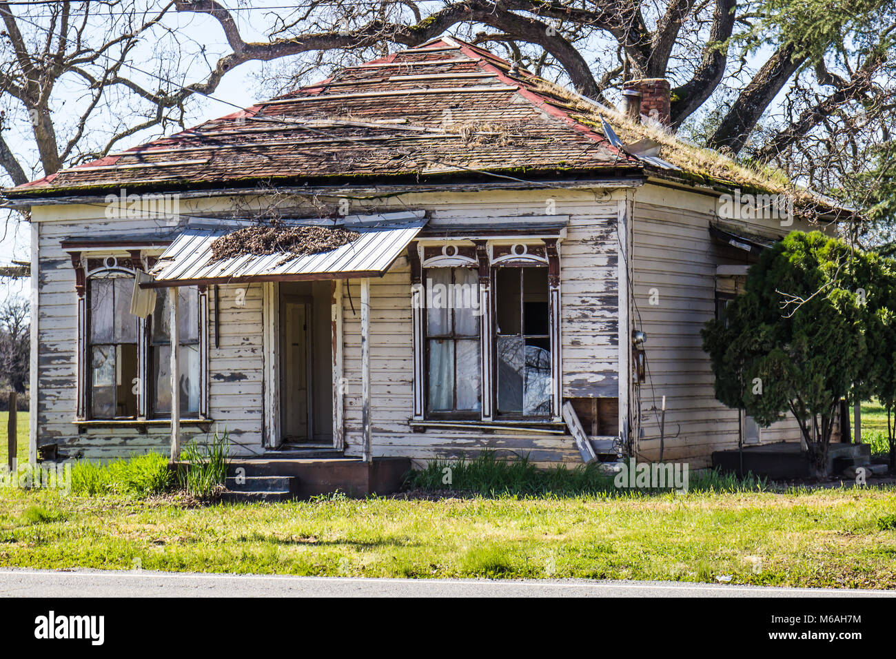 Old Abandoned One Story Home In Need Of Repair Stock Photo - Alamy
