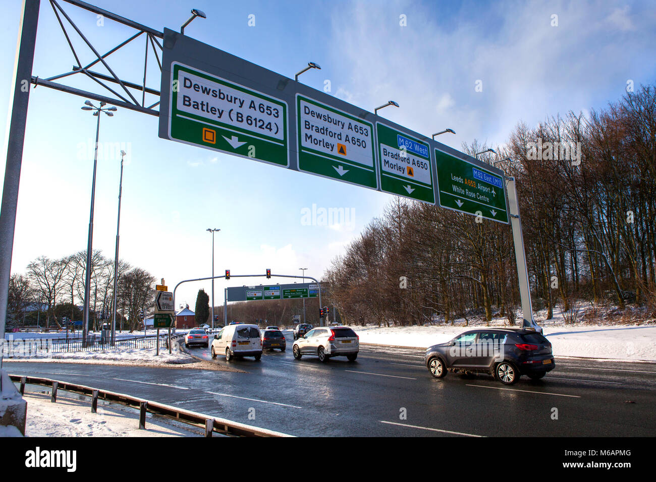 Traffic and overhead gantry road sign on the Tingley roundabout in ...