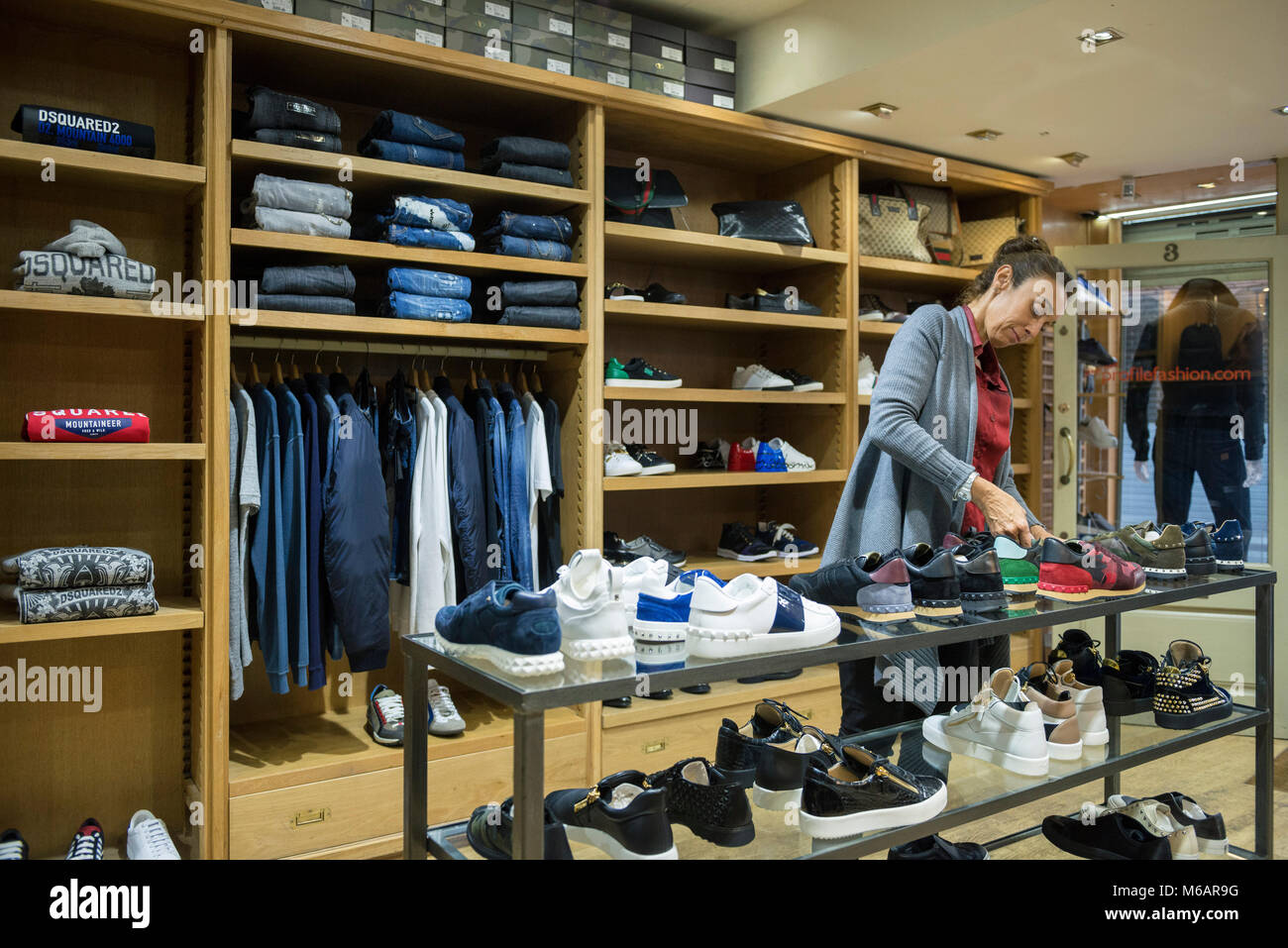 Retail photographer hi-res stock photography and images - Alamy