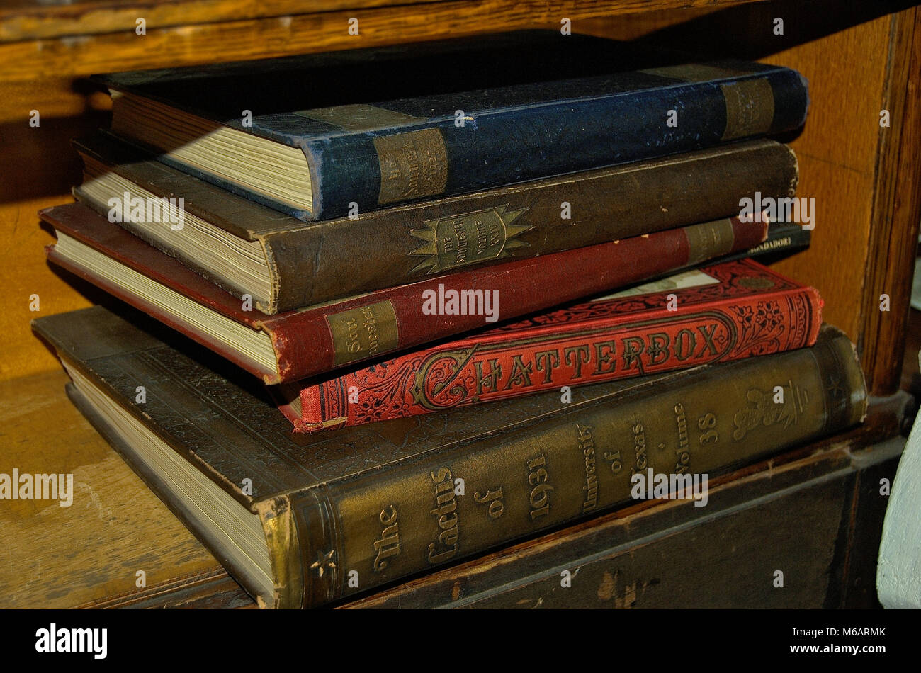 Antique vintage books on an old oak bookshelf Stock Photo - Alamy