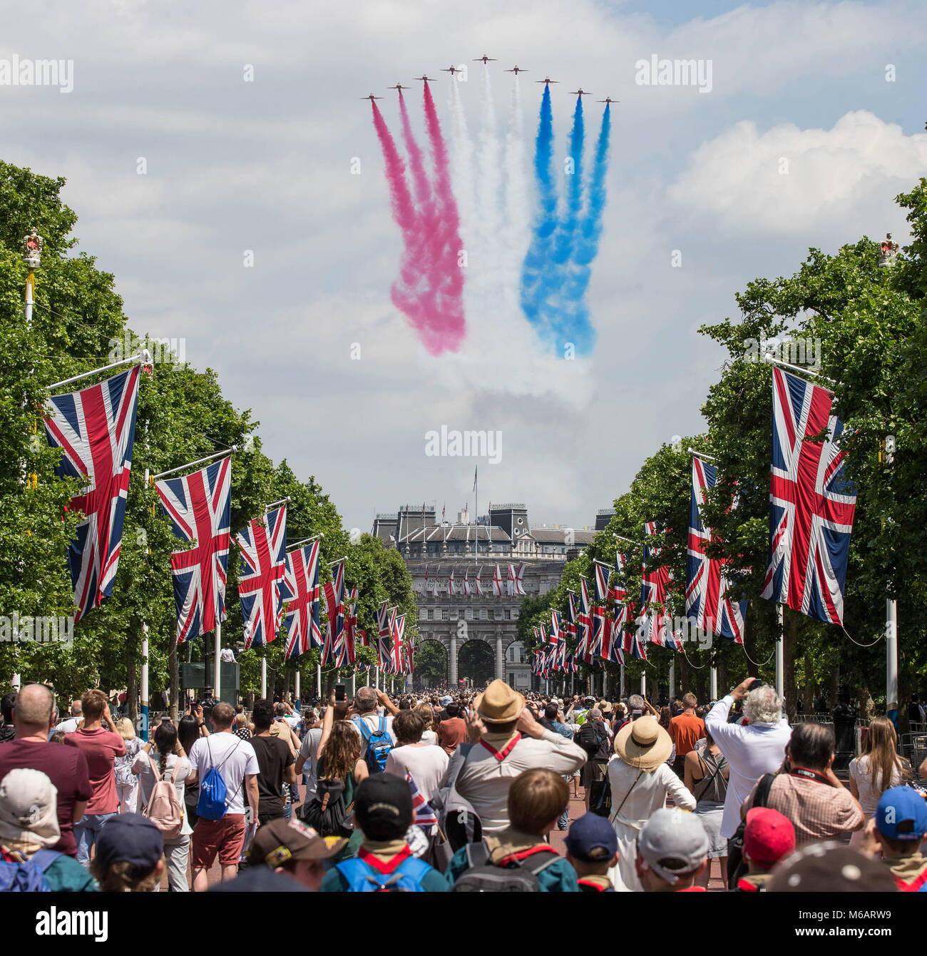 Buckingham palace red arrows hi-res stock photography and images - Alamy
