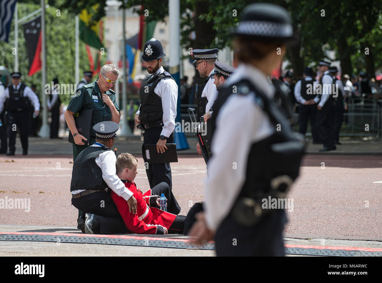 A Guard collapses in the heat ad Police and medical staff help out ...