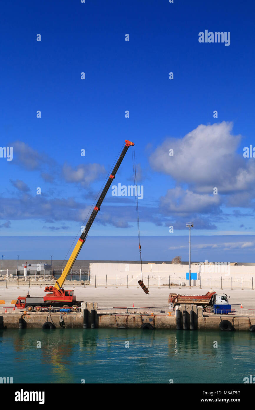 Men with heavy machinery working at the port Stock Photo - Alamy