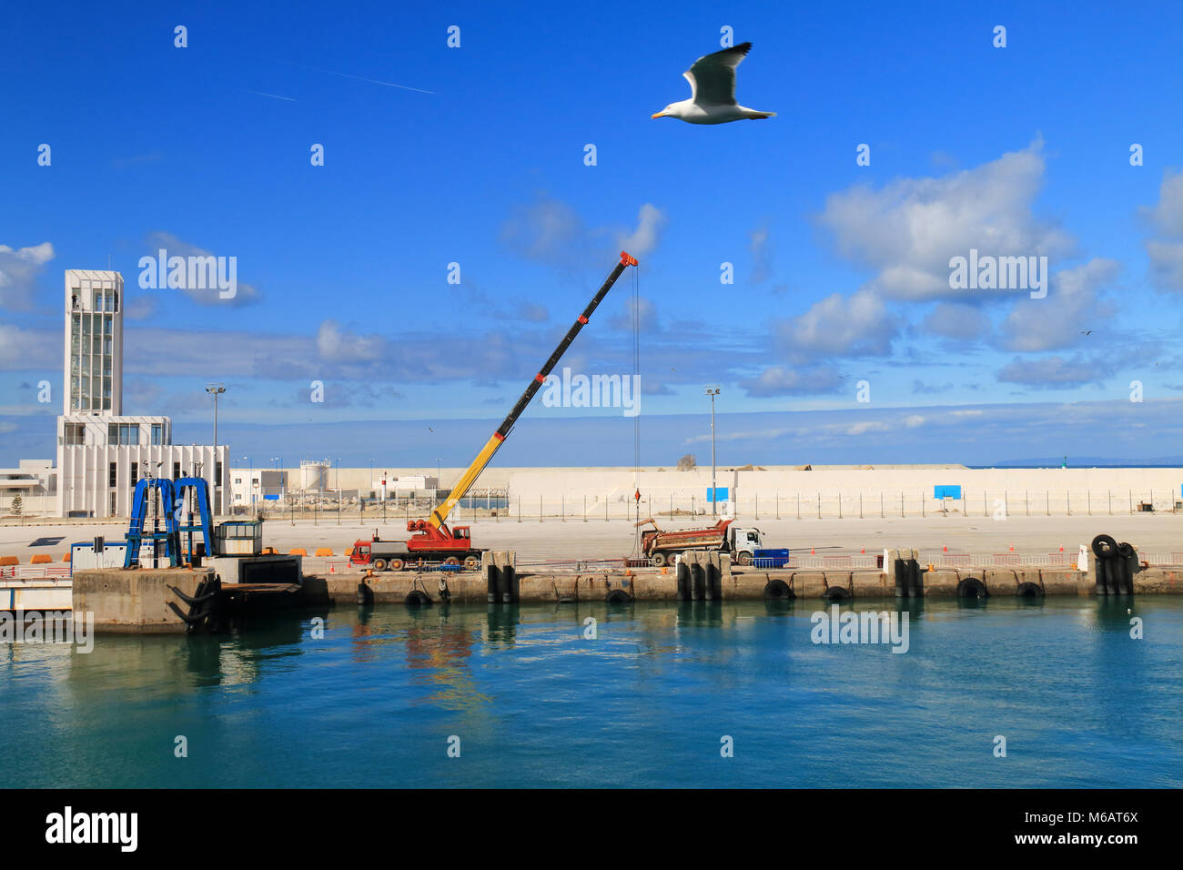 Men with heavy machinery working at the port Stock Photo - Alamy
