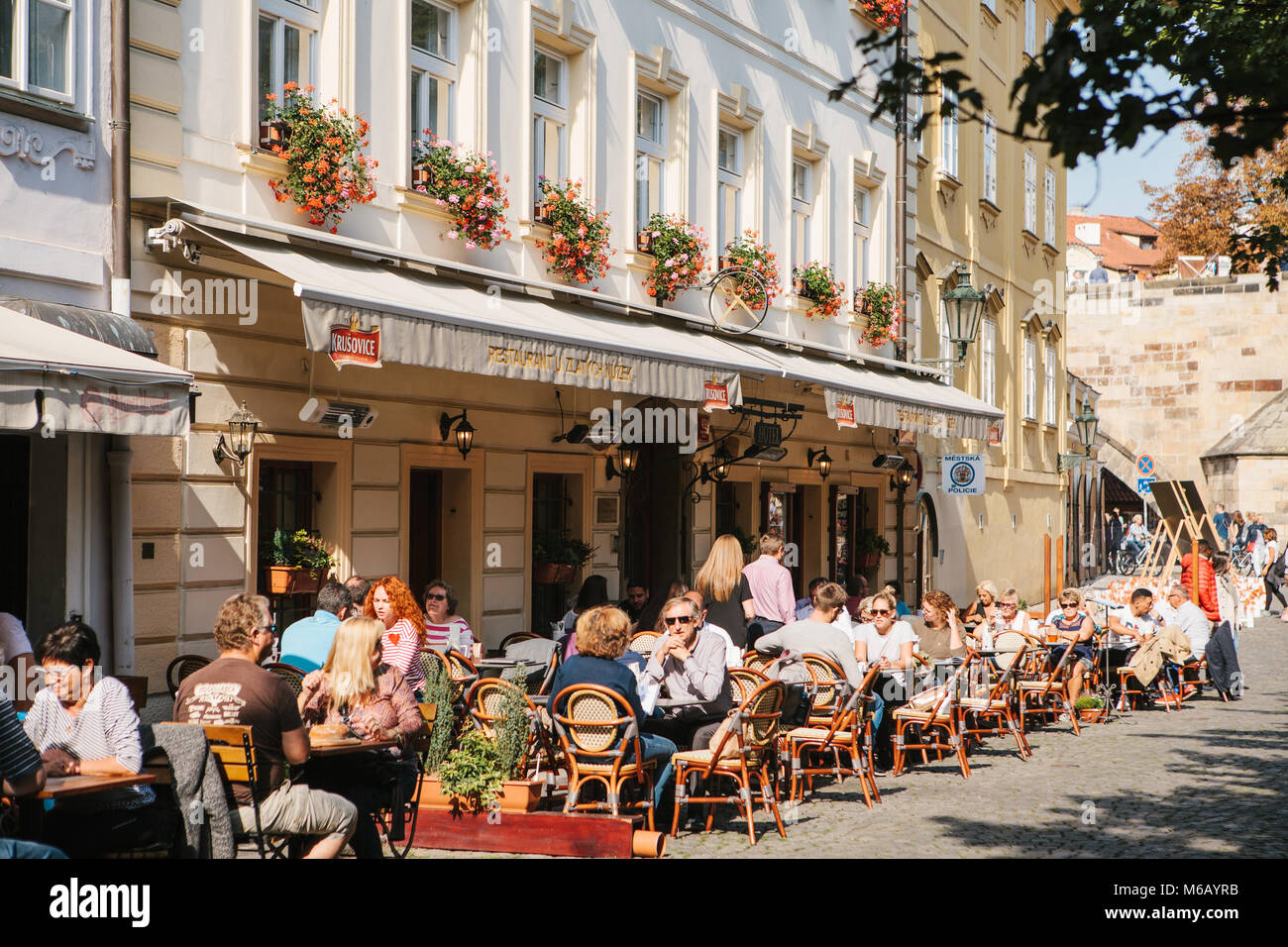 Bridge street cafe scene hi-res stock photography and images - Alamy