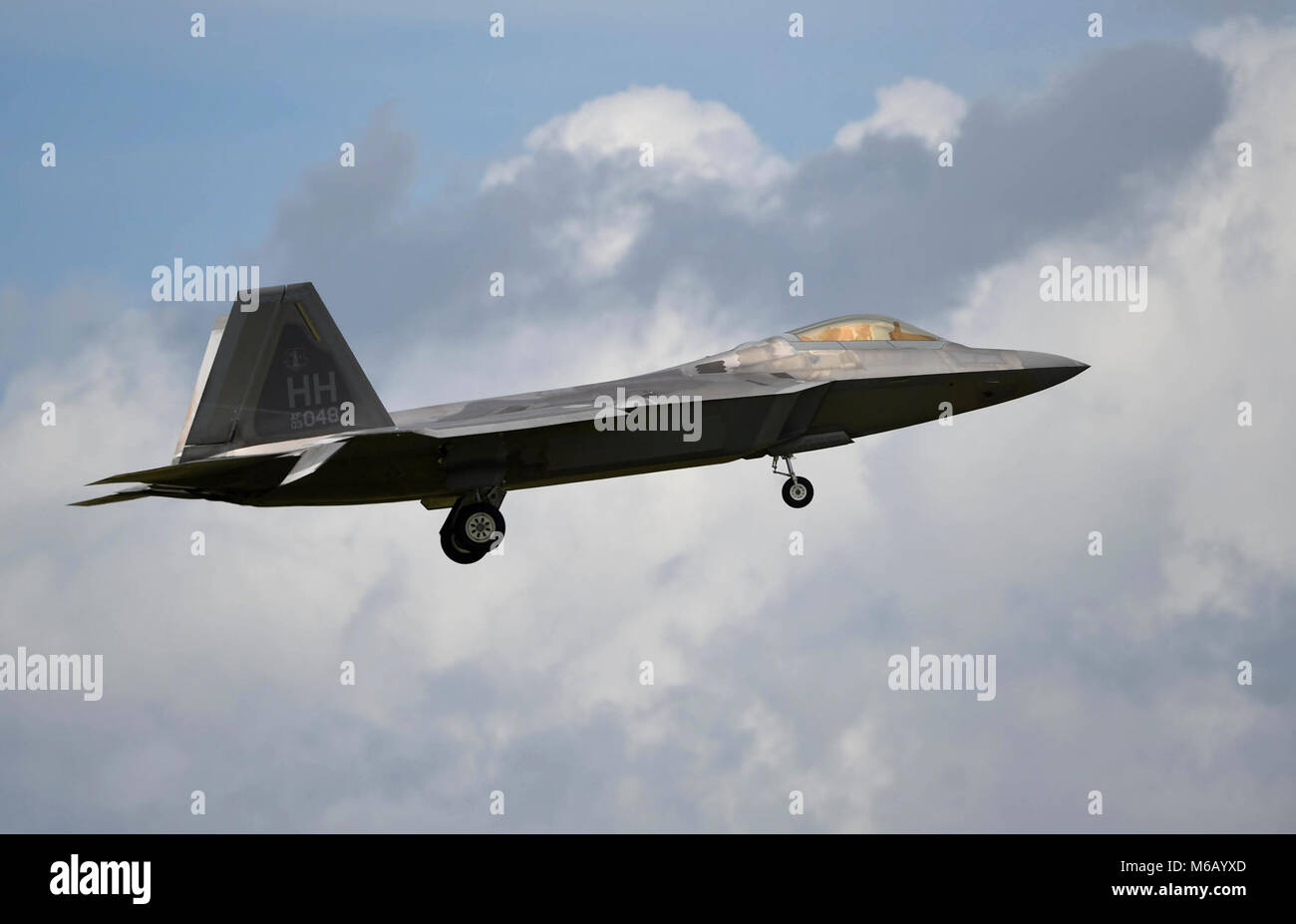 An F-22 Raptor from the 199th Fighter Squadron decends for landing ...