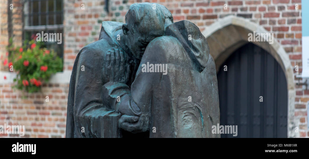 Kiss peace statue two monks hi-res stock photography and images - Alamy