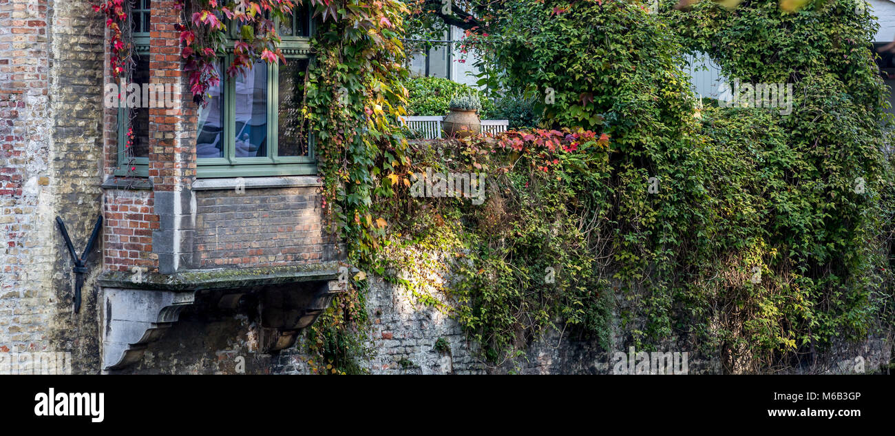 Overhanging bay window onto Bruges canal Stock Photo - Alamy
