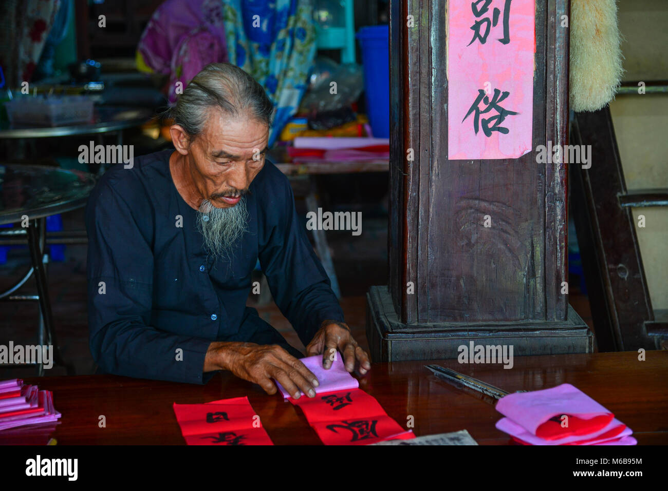 Old man writing chinese calligraphy hi-res stock photography and images ...