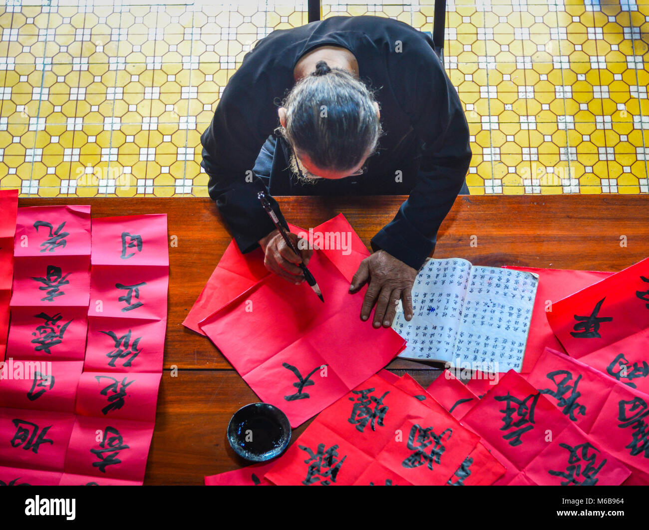 Old man writing chinese calligraphy hi-res stock photography and images ...