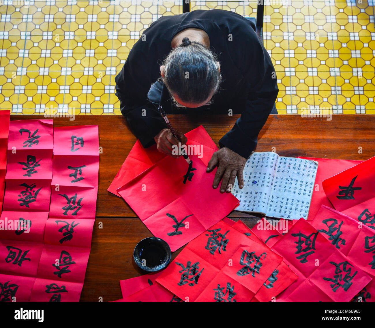 Old man writing chinese calligraphy hi-res stock photography and images ...
