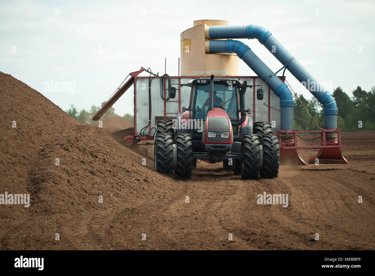 extraction of peat Stock Photo - Alamy