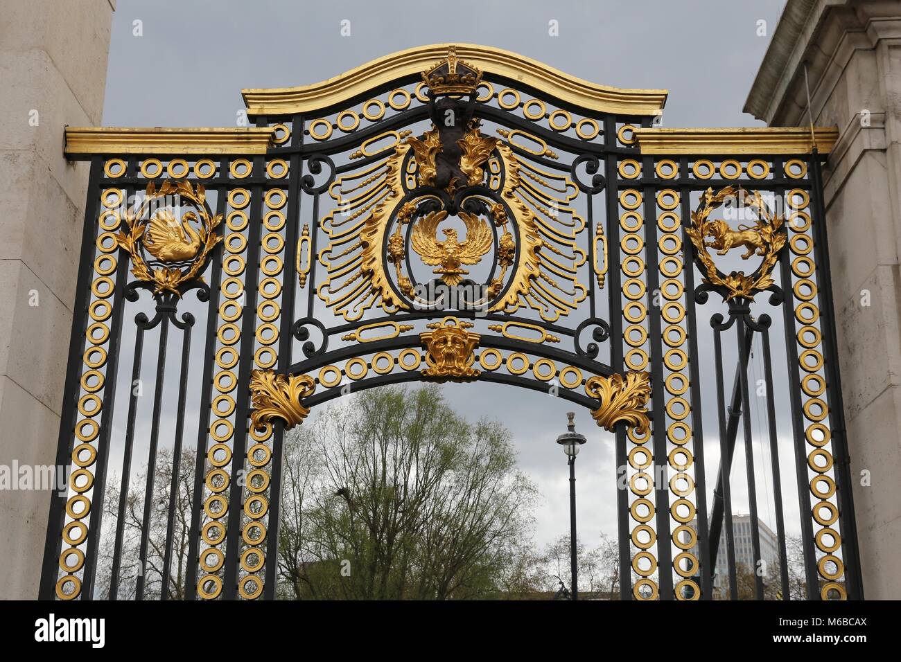 Buckingham Palace gate in London, United Kingdom Stock Photo - Alamy