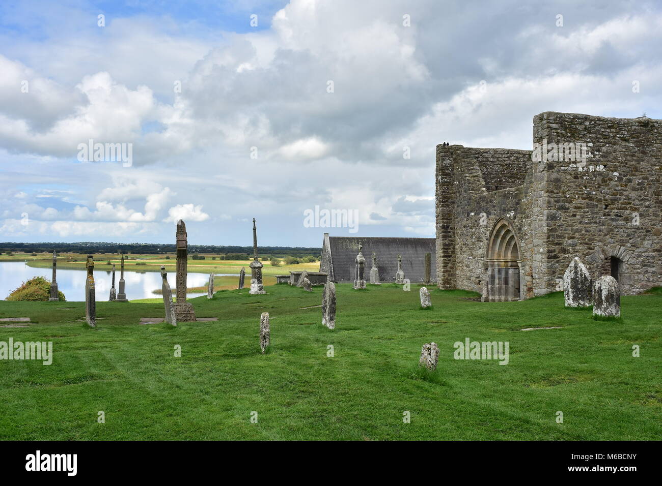 Ireland clonmacnoise cemetery hi-res stock photography and images - Alamy