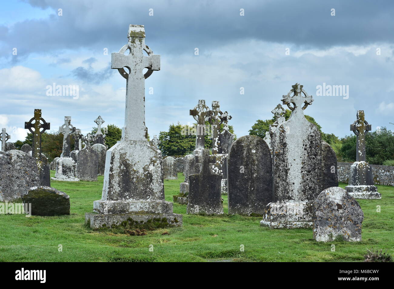 Ireland clonmacnoise cemetery hi-res stock photography and images - Alamy