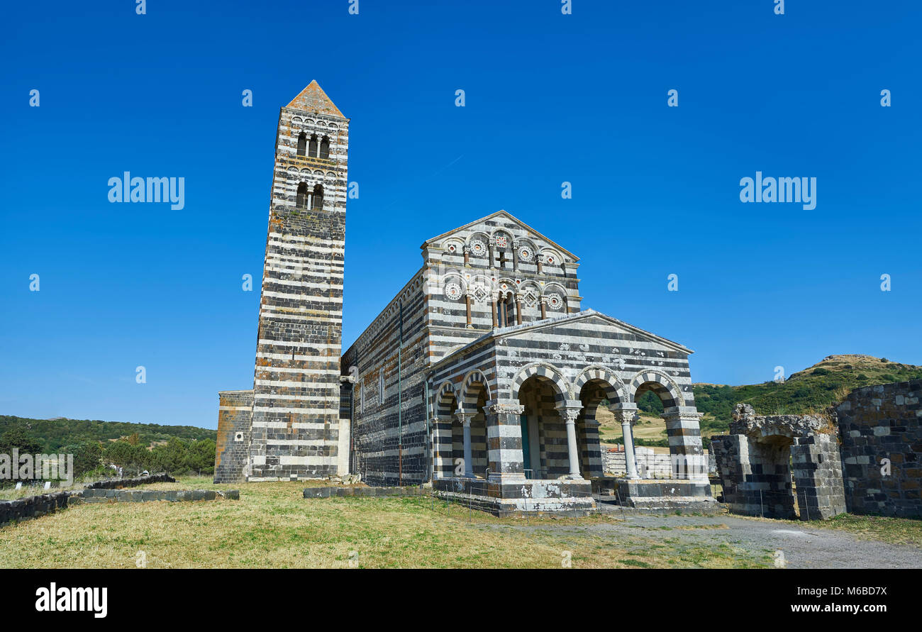 Picture and image of the exterior of the Tuscan Romanesque Pisan style ...