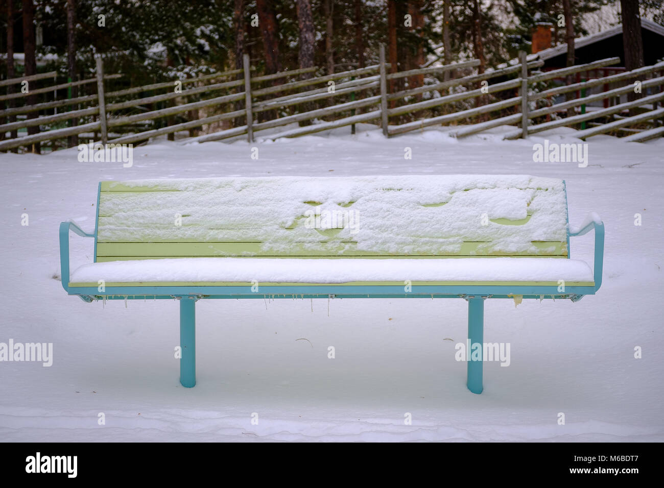 A parkbench covered in snow Stock Photo - Alamy