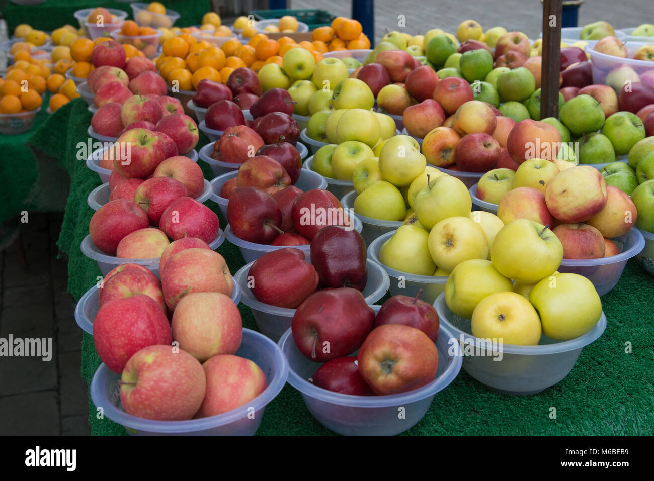 Apples on sale on a market stall Stock Photo - Alamy