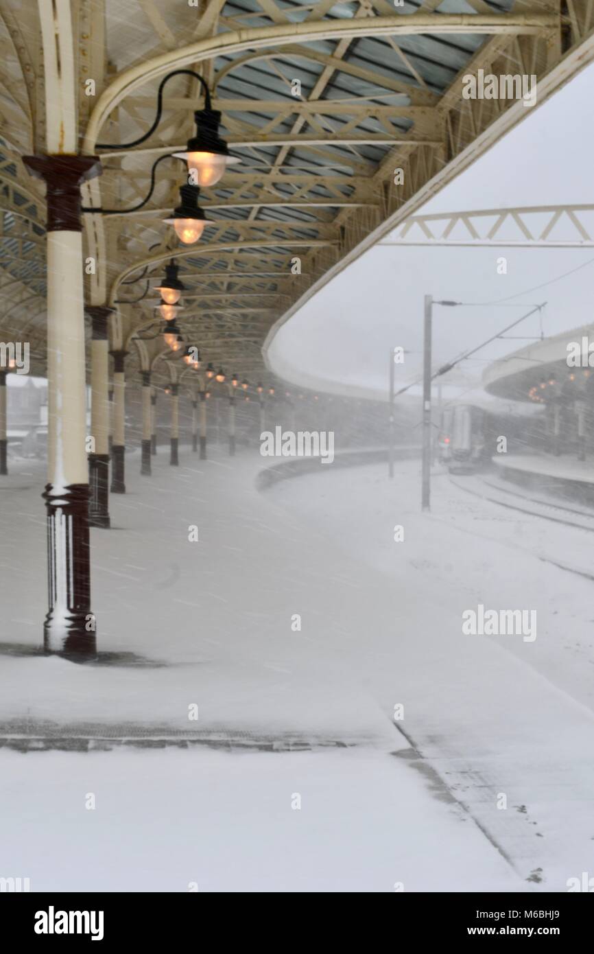 Curved railway line hi-res stock photography and images - Alamy