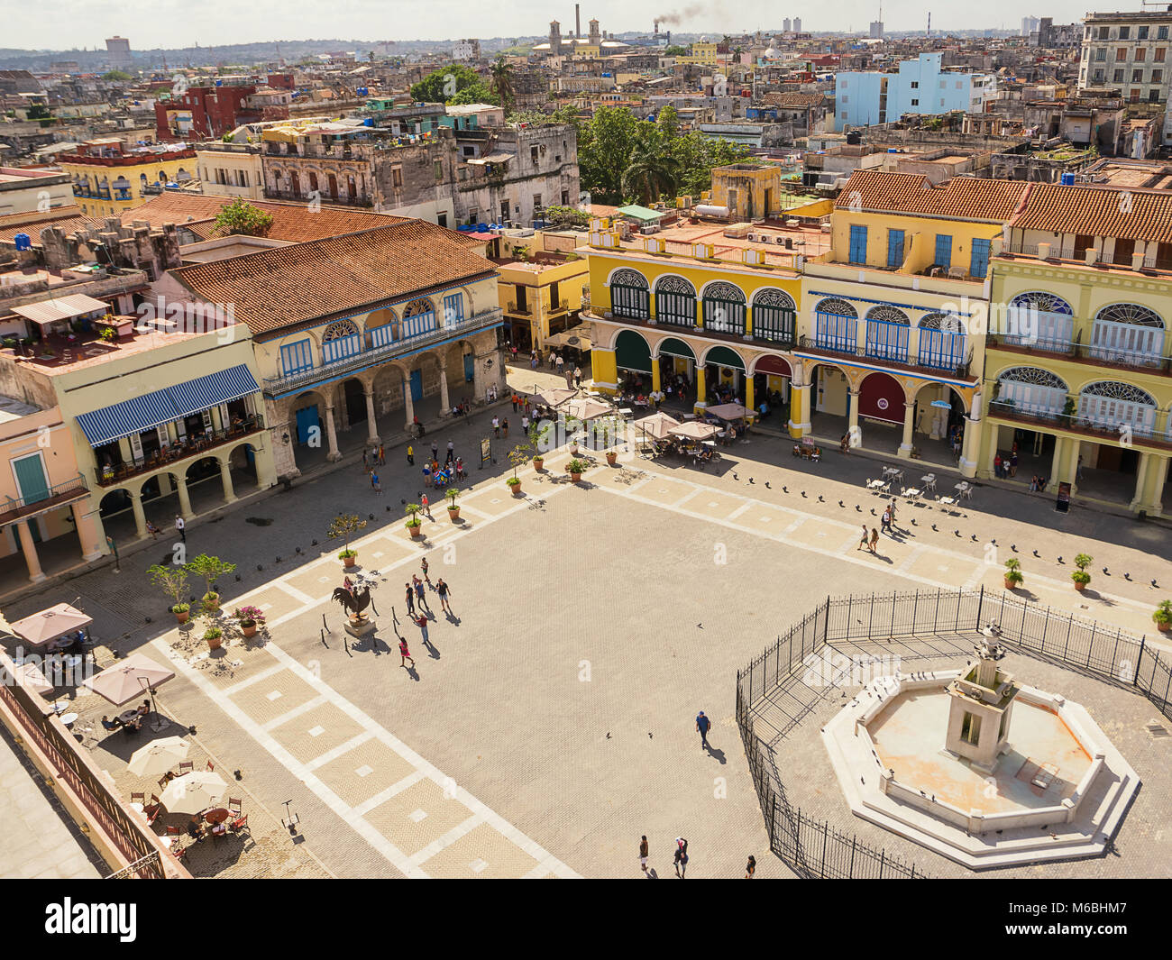 Buildings above fountain hi-res stock photography and images - Alamy