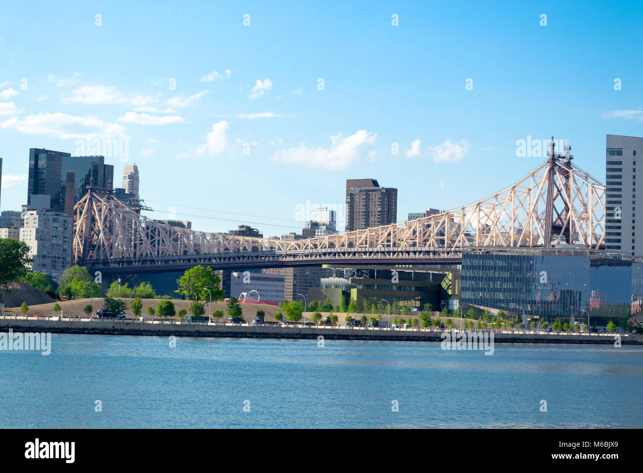 The bridge connects queens to manhattan hi-res stock photography and ...