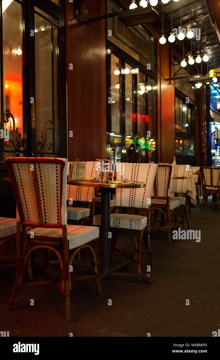 Empty bar paris hi-res stock photography and images - Alamy
